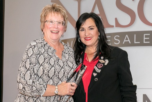 NASGW Chairwoman, Laurie Aronson Honors Sue Cupero of Smith & Wesson